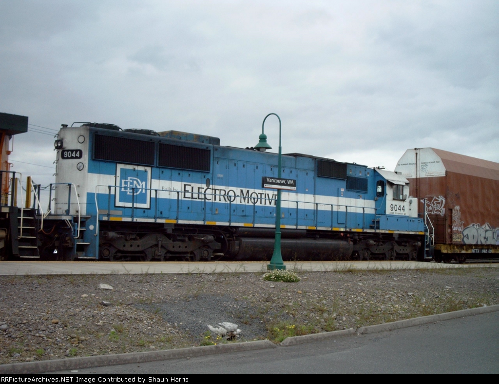 EMDX9044 an Oakway SD60